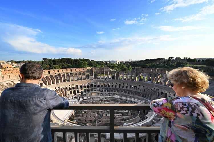 Elevador panorâmico é instalado dentro do Coliseu em Roma