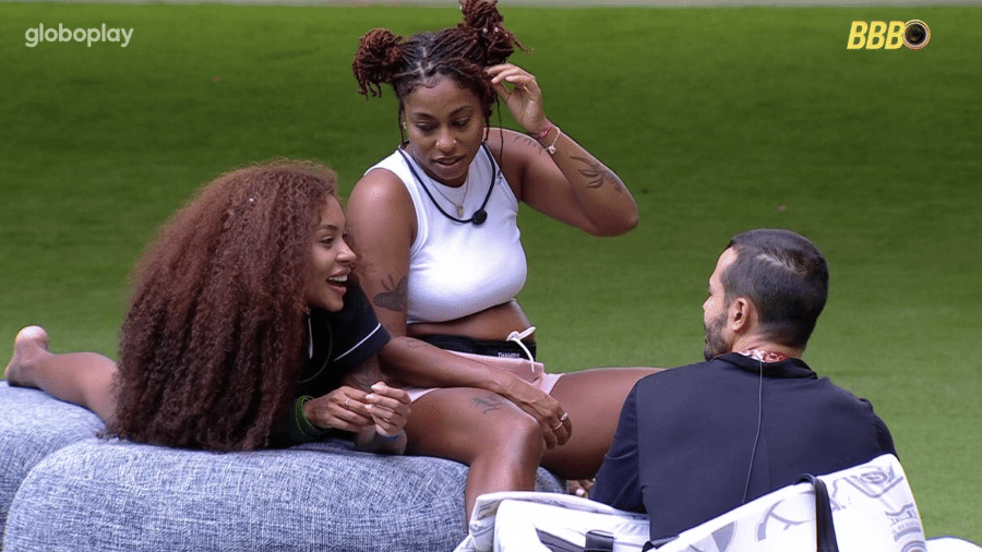 BBB 25: Giovanna conta que Renata viu seu beijo com Maike