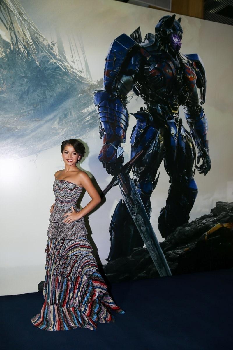 Fotos: Michael Bay e Isabela Moner vão à pré-estreia de "Transformers 5 ...