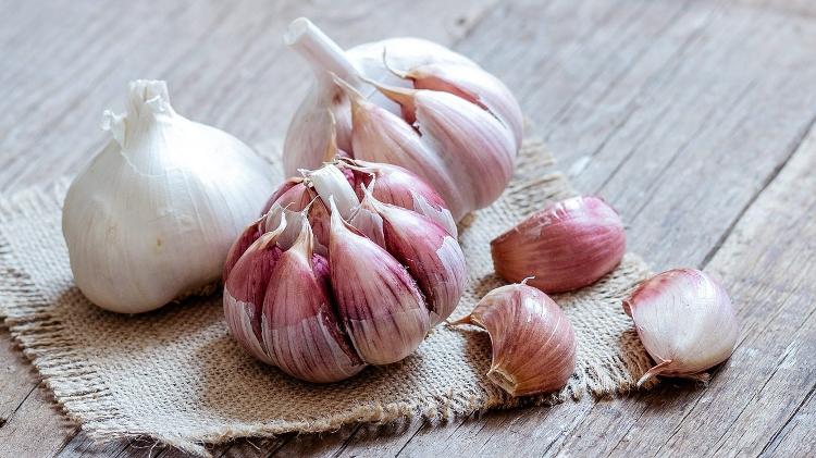 Alho não é tudo igual: conheça as diferenças entre o branco e o roxo ...