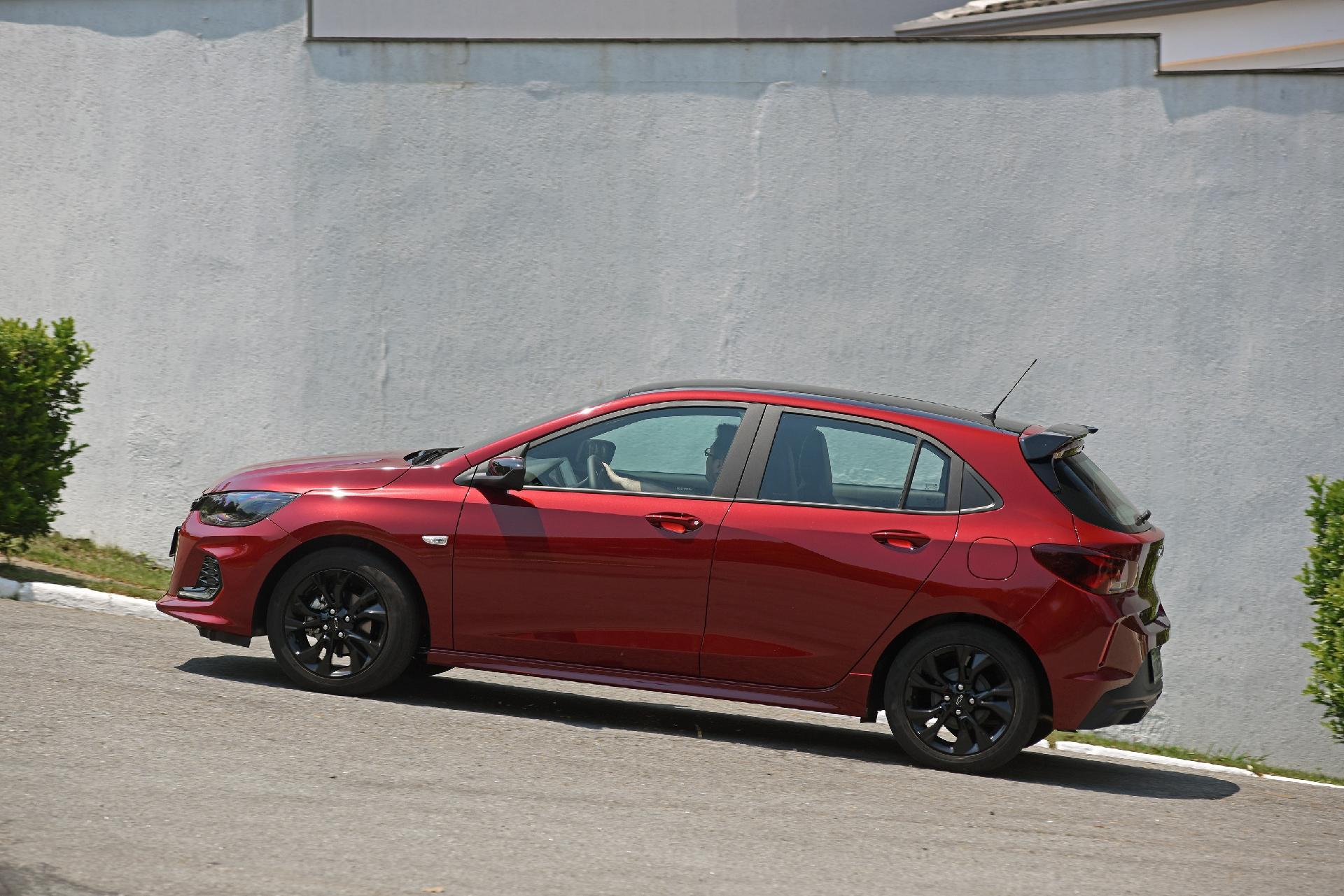 Chevrolet Onix RS: avaliamos a nova versão da linha 2021 do líder de vendas