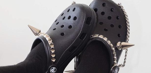 Gótico e punk: Crocs com spikes e correntes está à venda por R$ 1 mil ...