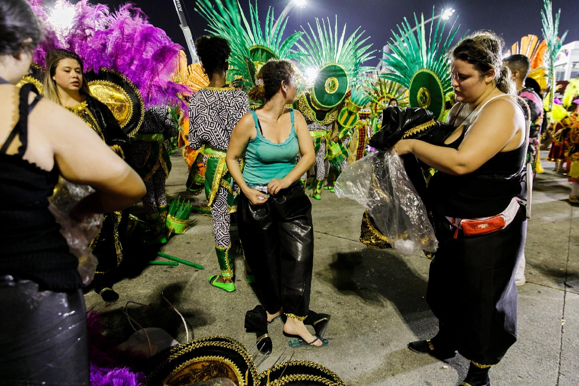 Juju Salimeni fica sem água e à base de frango e ovo para desfile - 22 ...