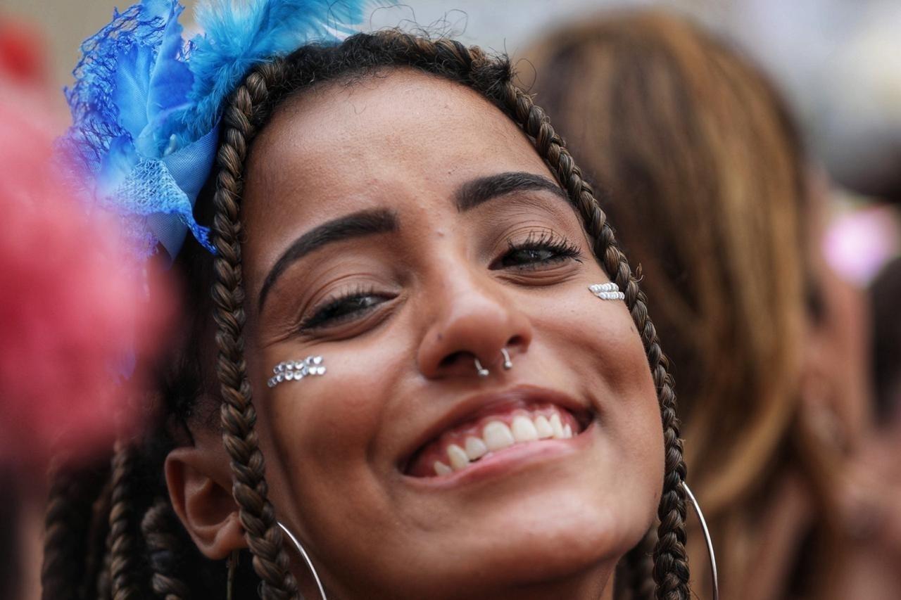 Carnaval no Rio: Quem é Raquel Potí, pernalta que coloriu blocos