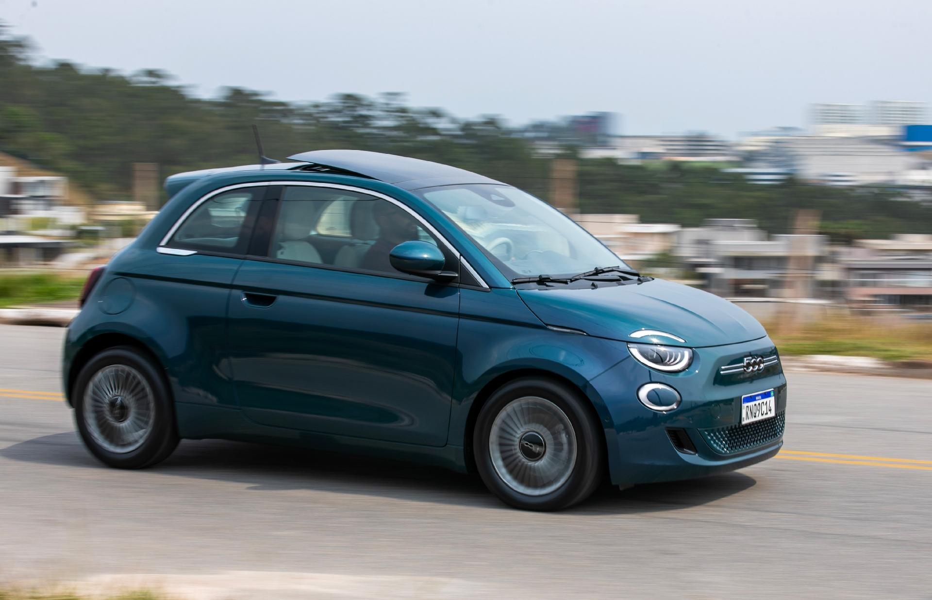 Fiat 500 e Mini Cooper: elétricos e retrôs a R$ 240 mil valem a pena?