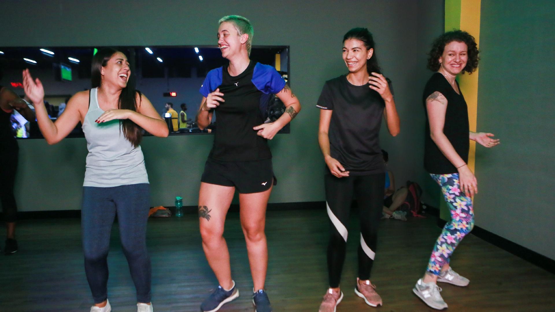 Testamos uma aula de FitDance, que revolucionou a dança nas academias e ...