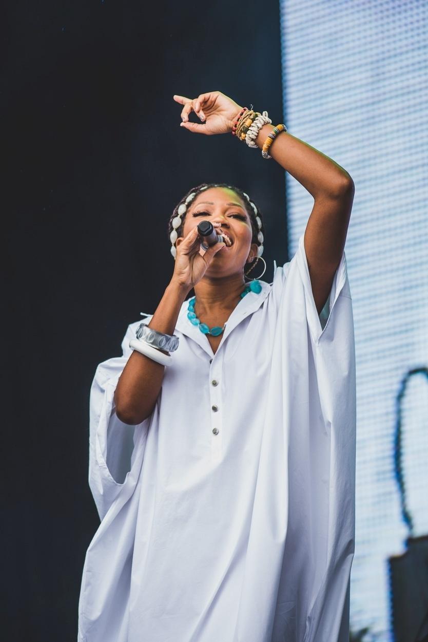 Luedji Luna faz seu Banho de Folhas no Popload Festival debaixo de ...