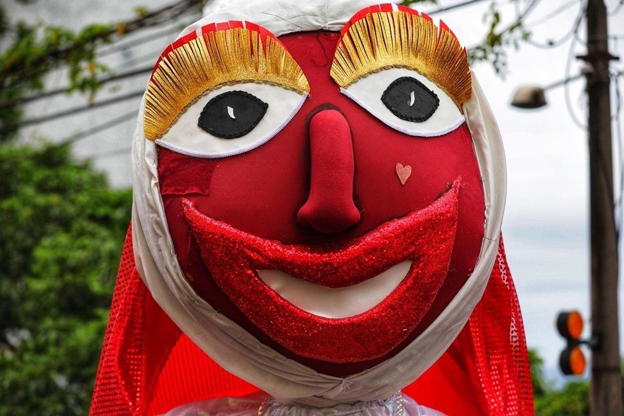 Carnaval no Rio: Quem é Raquel Potí, pernalta que coloriu blocos