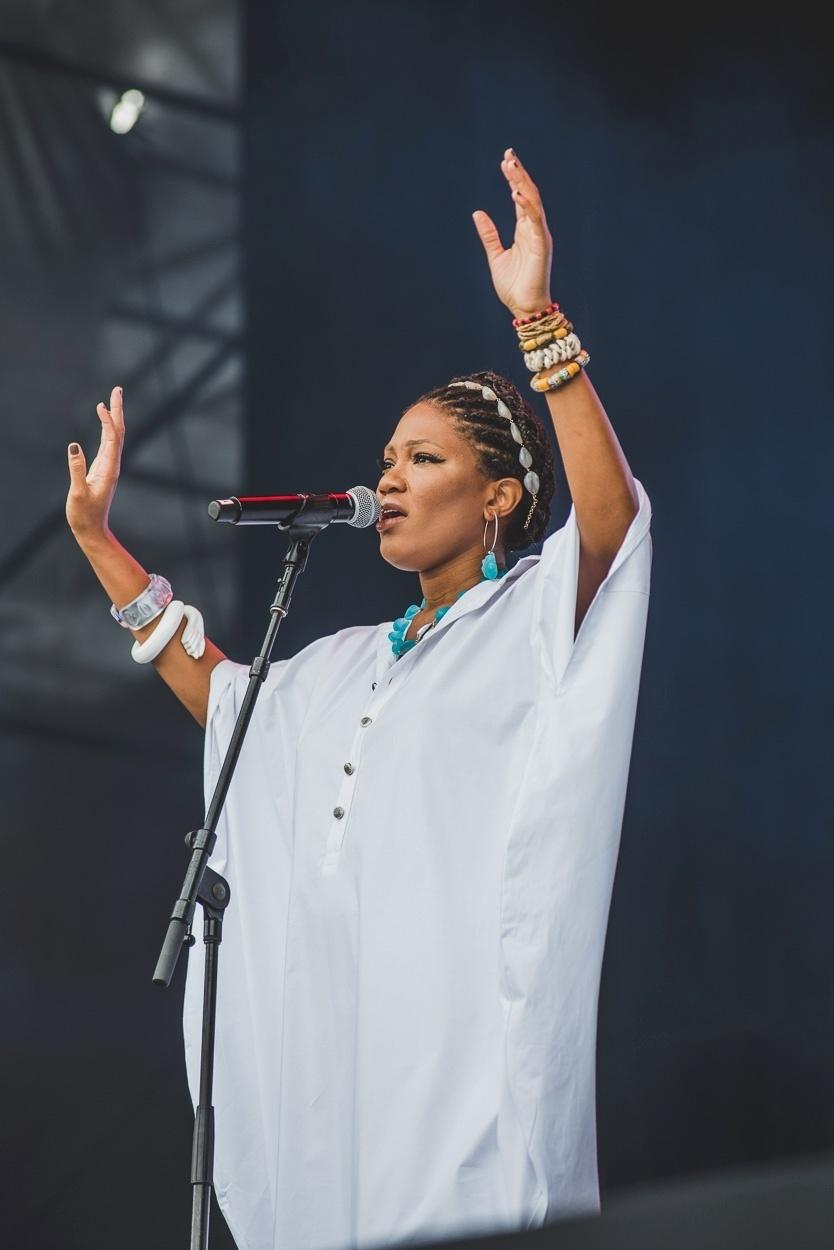 Luedji Luna faz seu Banho de Folhas no Popload Festival debaixo de ...