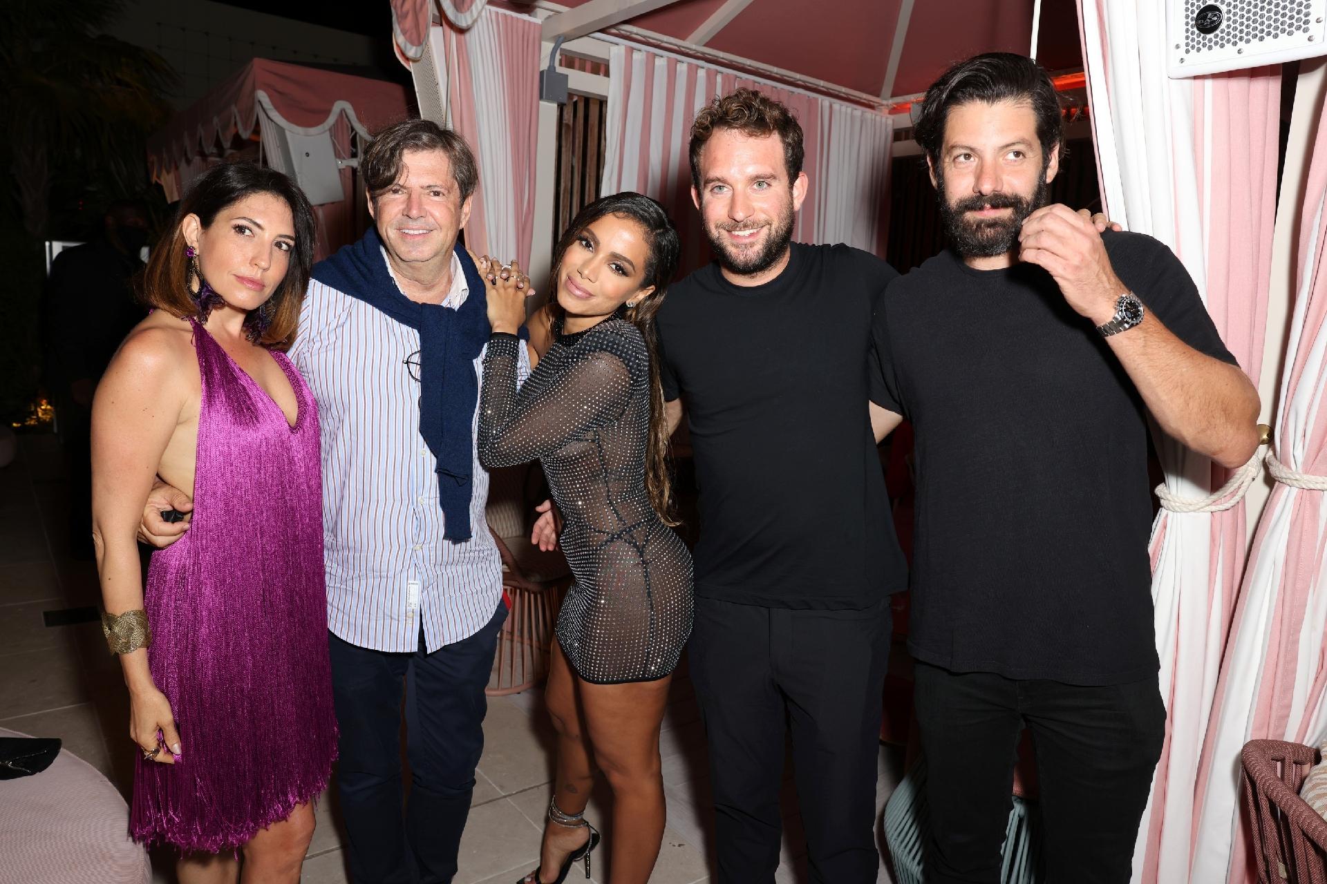 Anitta celebra 'Girl From Rio' com look ousadíssimo em festa