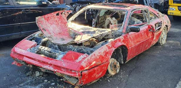 Ferrari é resgatada após permanecer 26 anos submersa em rio