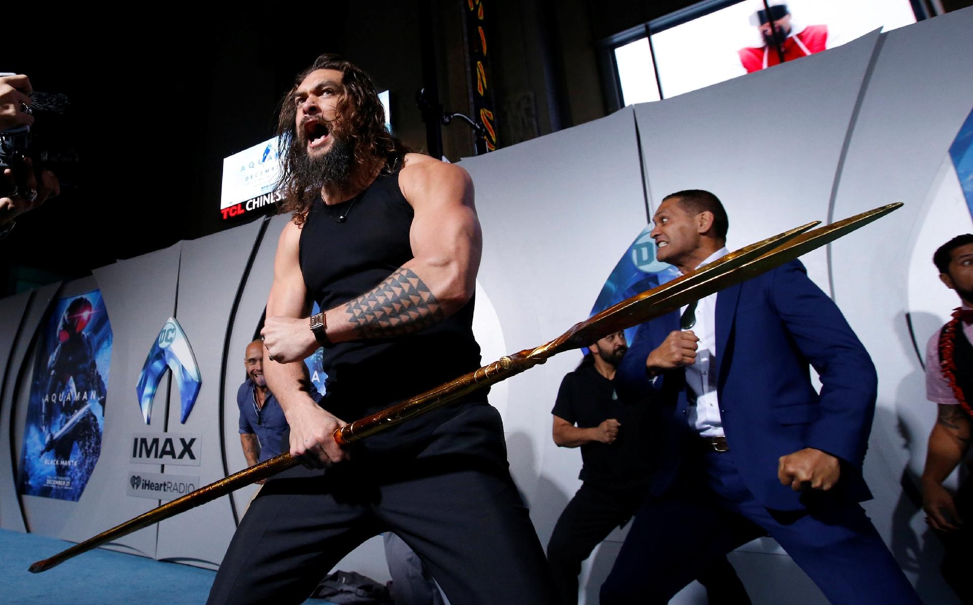 Jason Momoa faz Haka com seus filhos e elenco na estreia de "Aquaman ...