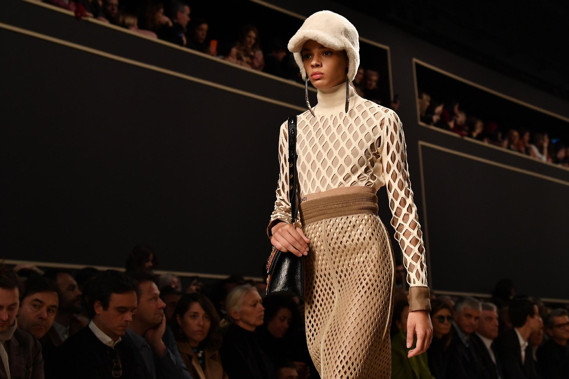 Fendi faz homenagem final para Karl Lagerfeld em seu desfile em Milão ...