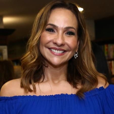 Maria Beltrão explica por que se rendeu a plásticas após menopausa