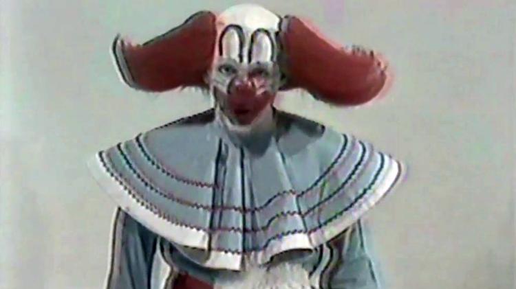 Ex-Bozo reencontra criança de foto famosa; quem interpretou o palhaço?
