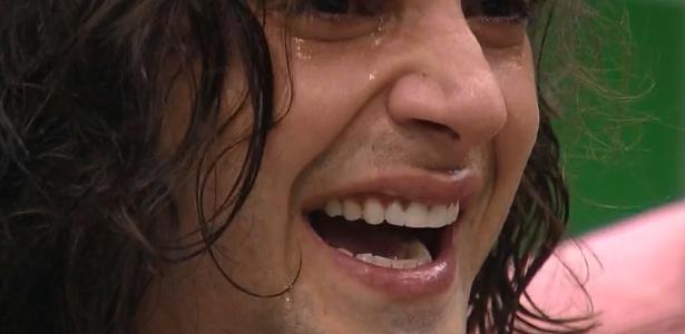 BBB 21: Fiuk chora ao ver Fábio Jr. no vídeo de presente do anjo