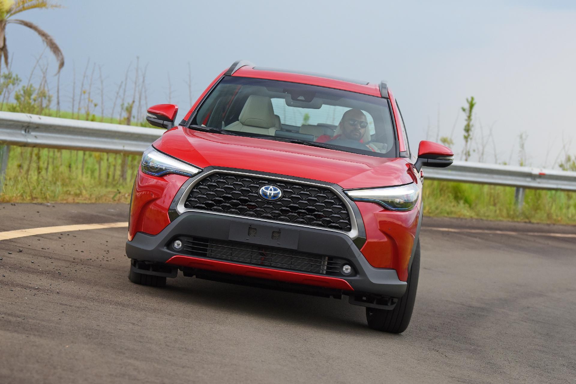 Jeep Compass x Toyota Corolla Cross: qual o melhor SUV médio?