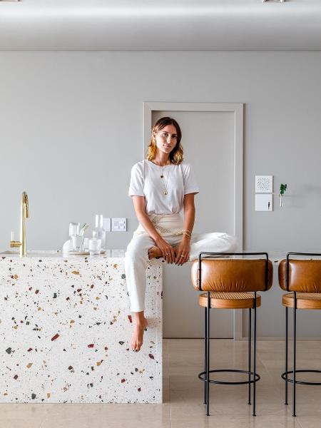 20 anos depois, ela transformou o apê da infância em um lar ...