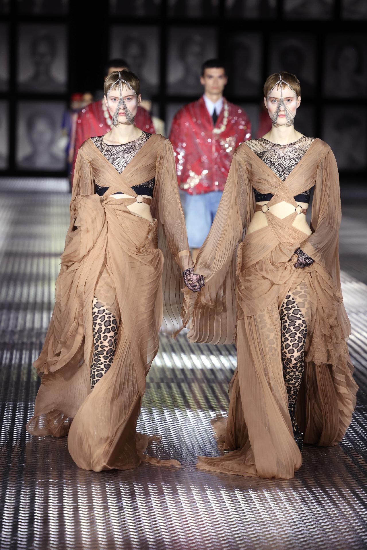 68 irmãos gêmeos e Gremlin: Gucci dá o que falar com desfile viral em ...