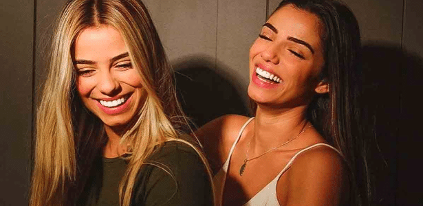 Key Alves e irmã, Keyt, apoiam bumbum de fio-dental na janela