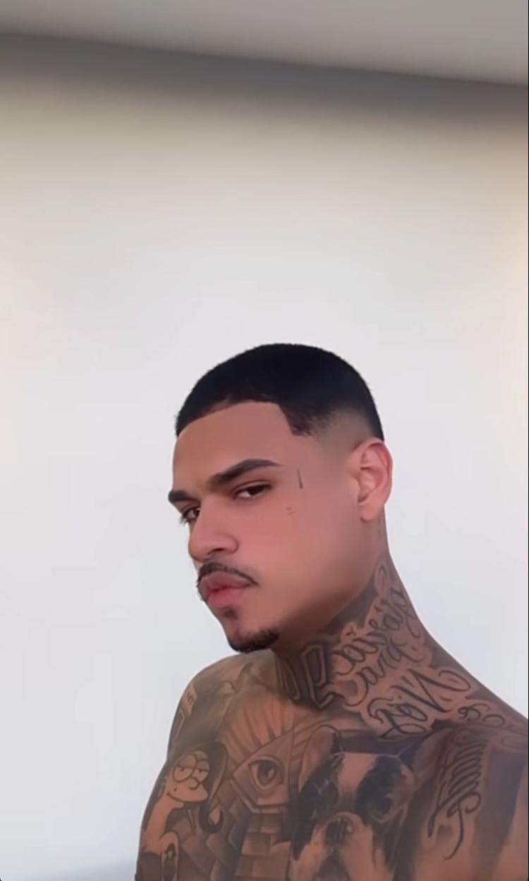 MC Cabelinho muda o visual e aparece com cabeça raspada