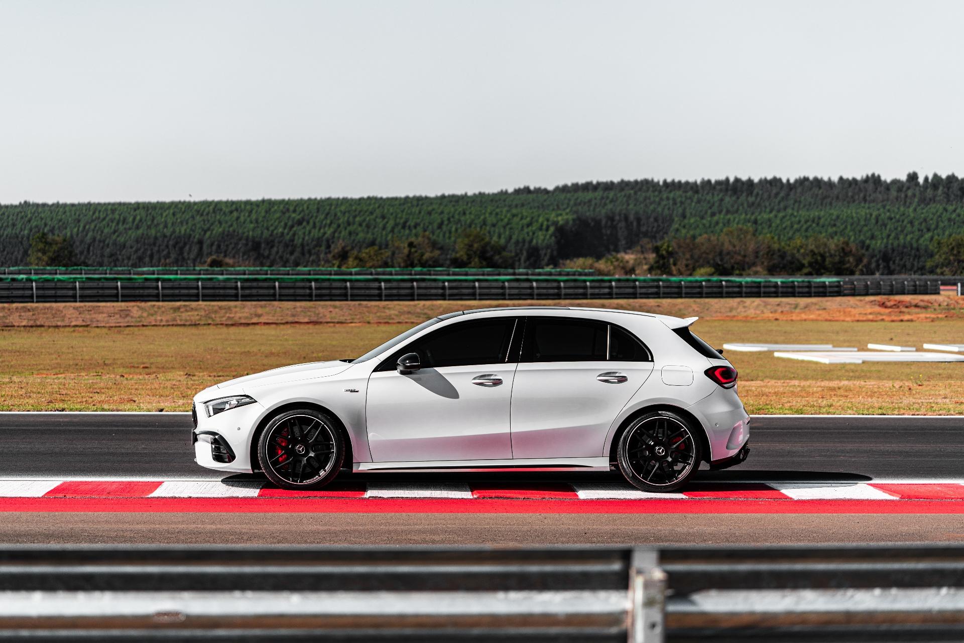 Mercedes-AMG A45 mostra porque hatches esportivos são tão legais