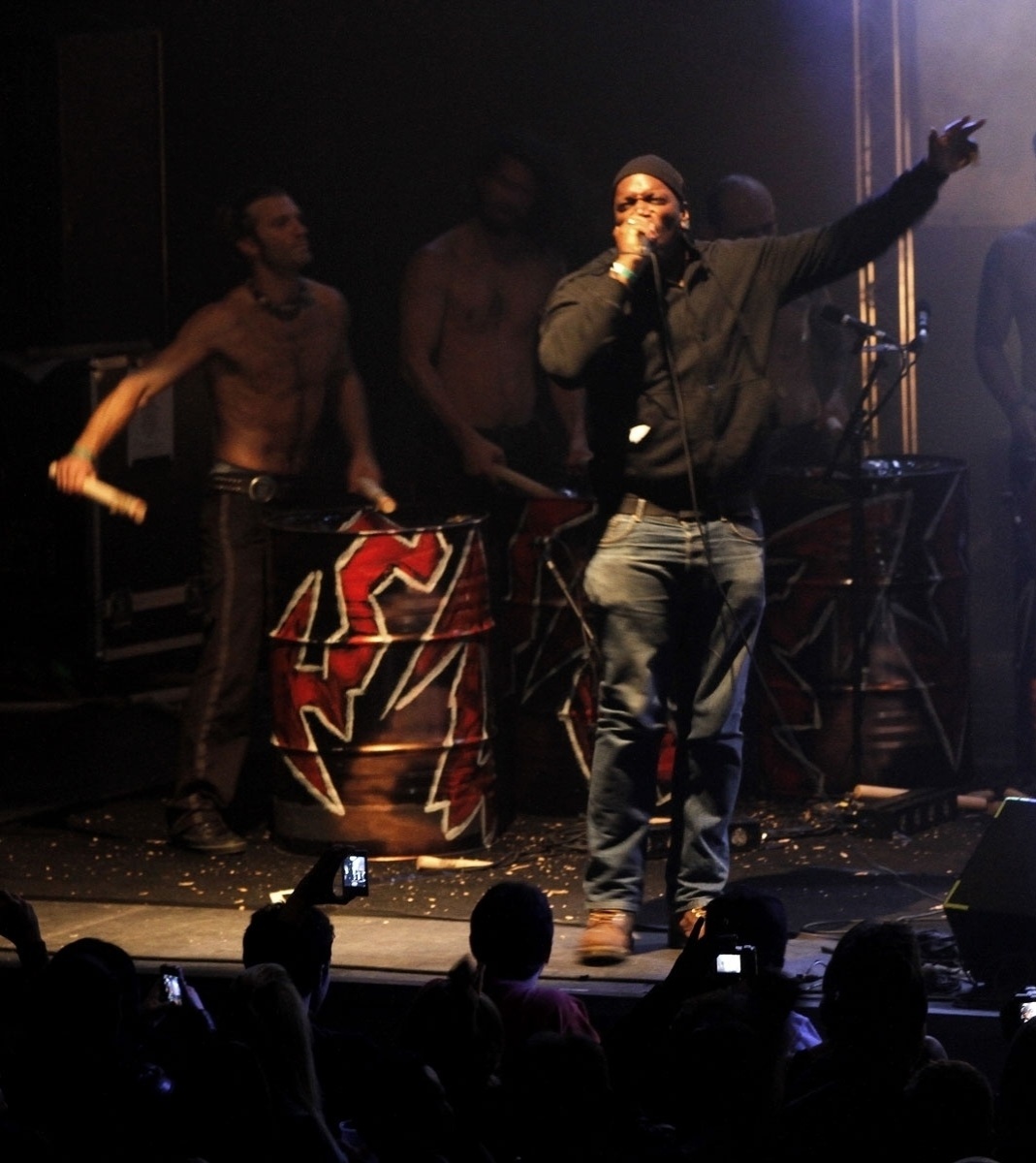 Fotos: Les Tambours du Bronx - show em São Paulo (setembro de 2013 ...