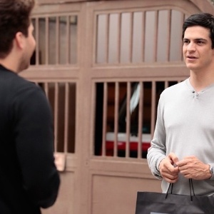 Em "Amor à Vida", Niko diz a Félix que tem uma surpresa para ajudá-lo ...