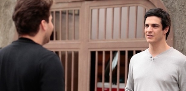 Em "Amor à Vida", Niko diz a Félix que tem uma surpresa para ajudá-lo ...