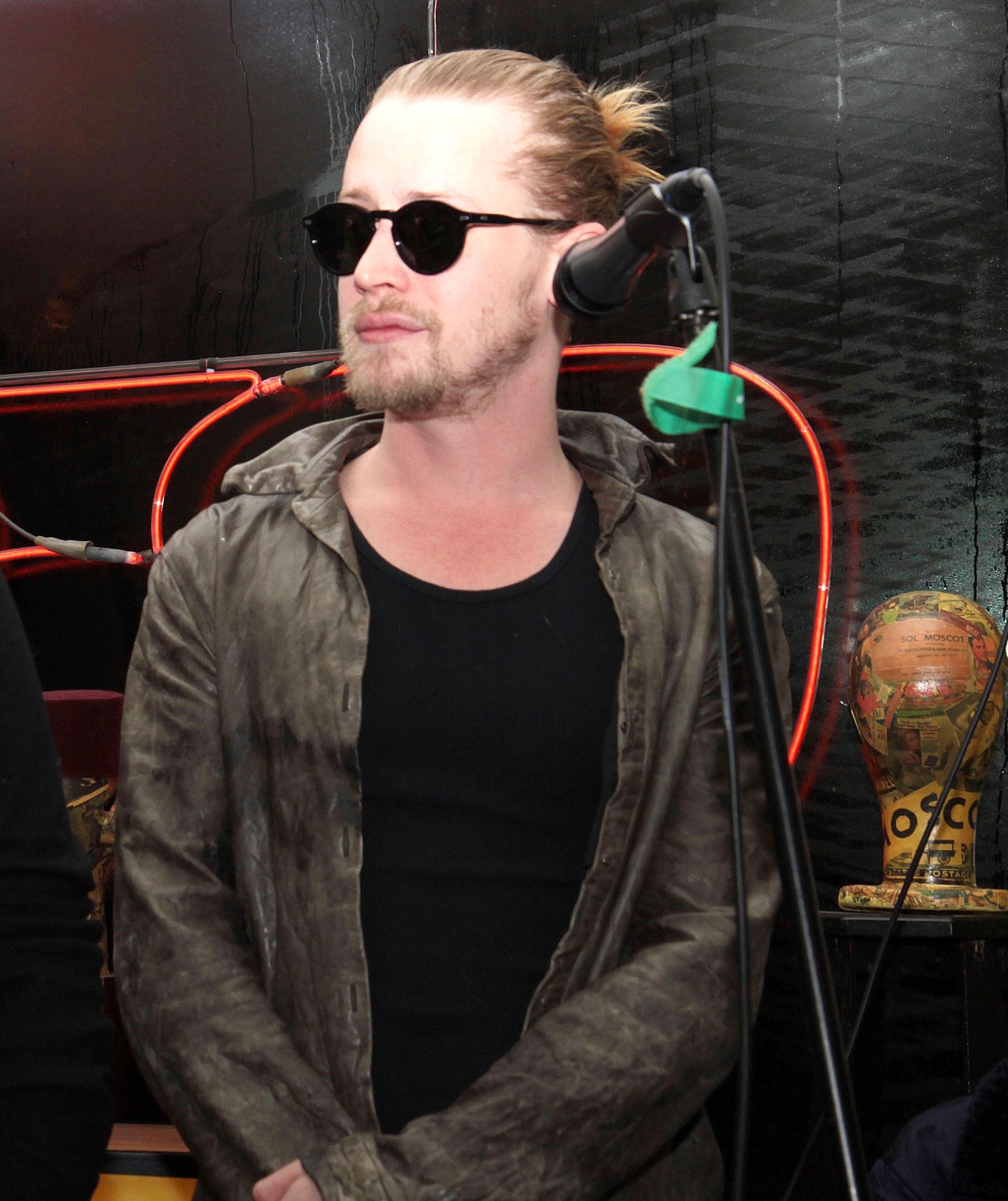 Fotos: Macaulay Culkin faz show com sua banda The Pizza Underground em ...