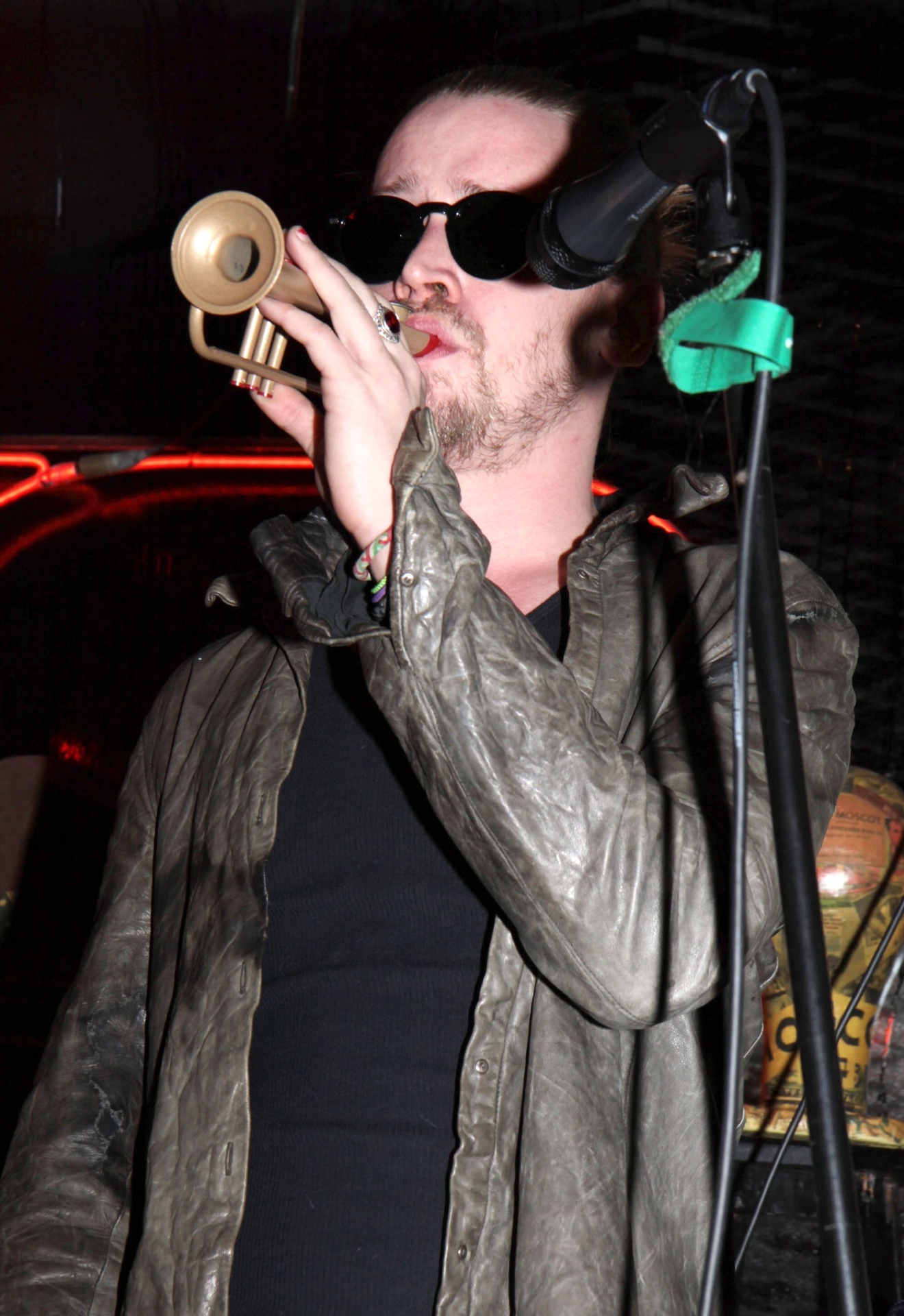 Fotos: Macaulay Culkin faz show com sua banda The Pizza Underground em ...