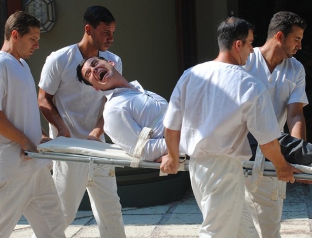 Em "Joia Rara", Manfred é internado em hospital psiquiátrico - Últimas ...