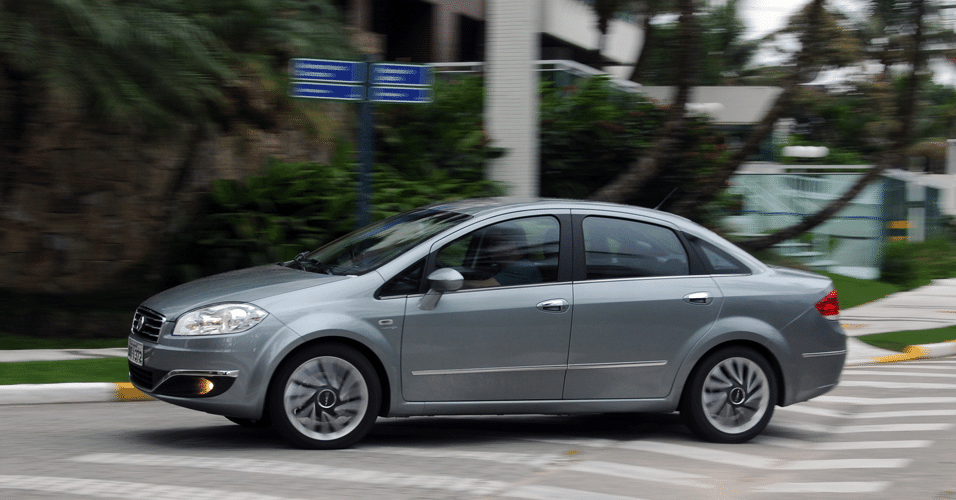 Fiat Linea Essence com câmbio manual é "carro neutro" por R$ 55.850 ...