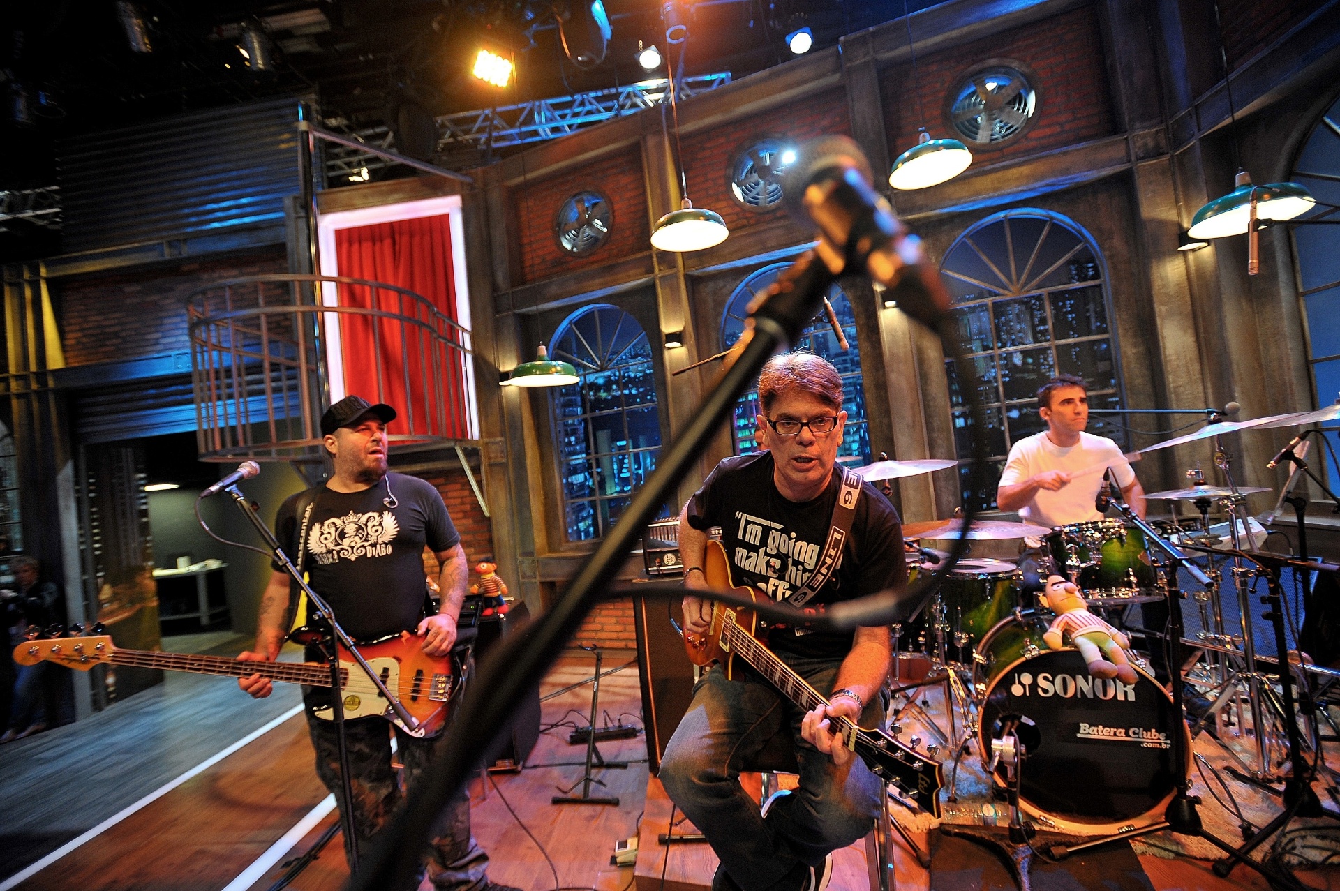 Fotos: Roger do "Ultraje a Rigor" nos bastidores do "The Noite" - 09/04 ...