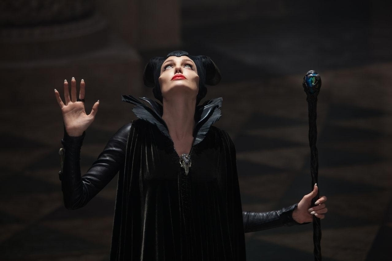 Trailer de "Malévola" tem Angelina com asas e corvo que vira dragão ...