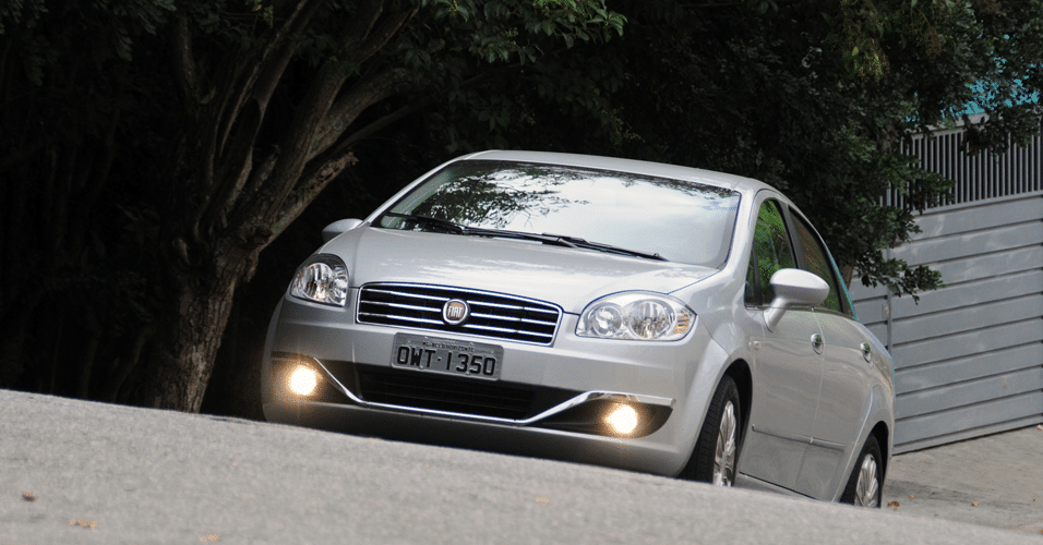 Fiat Linea Essence com câmbio manual é "carro neutro" por R$ 55.850 ...