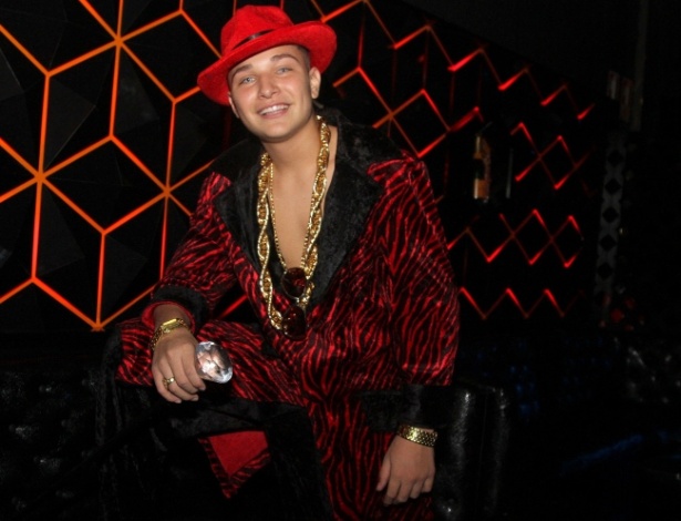 MC Gui faz 16 anos com grande festa à fantasia em uma casa noturna de ...