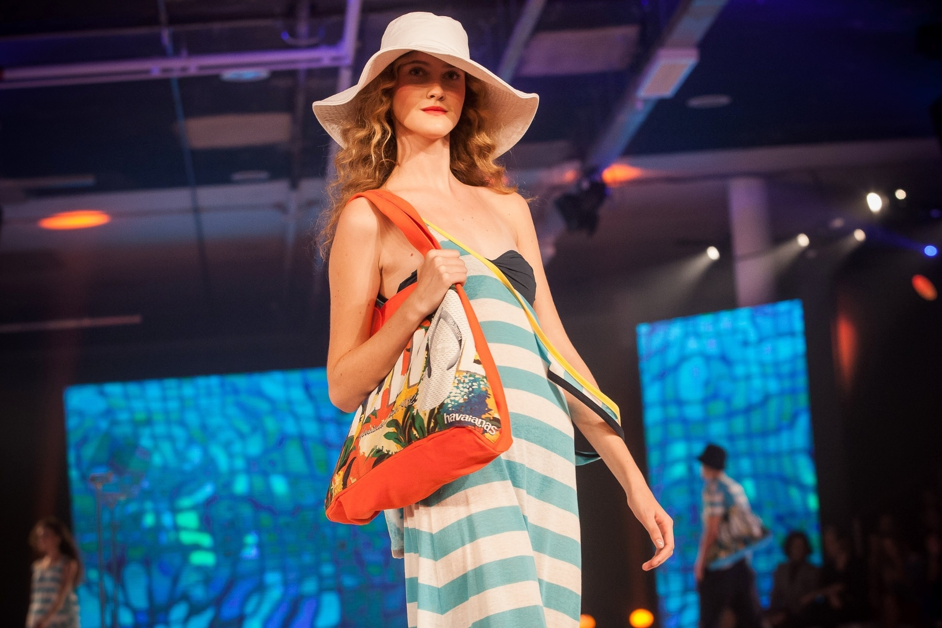 Fotos: Havaianas lança linha de roupas inspirada em brasilidades; veja ...