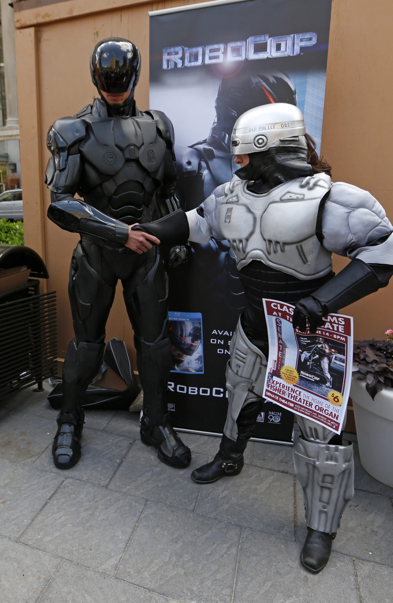 Fotos: Robocop sai às ruas de Detroit para promover DVD - 04/06/2014 ...