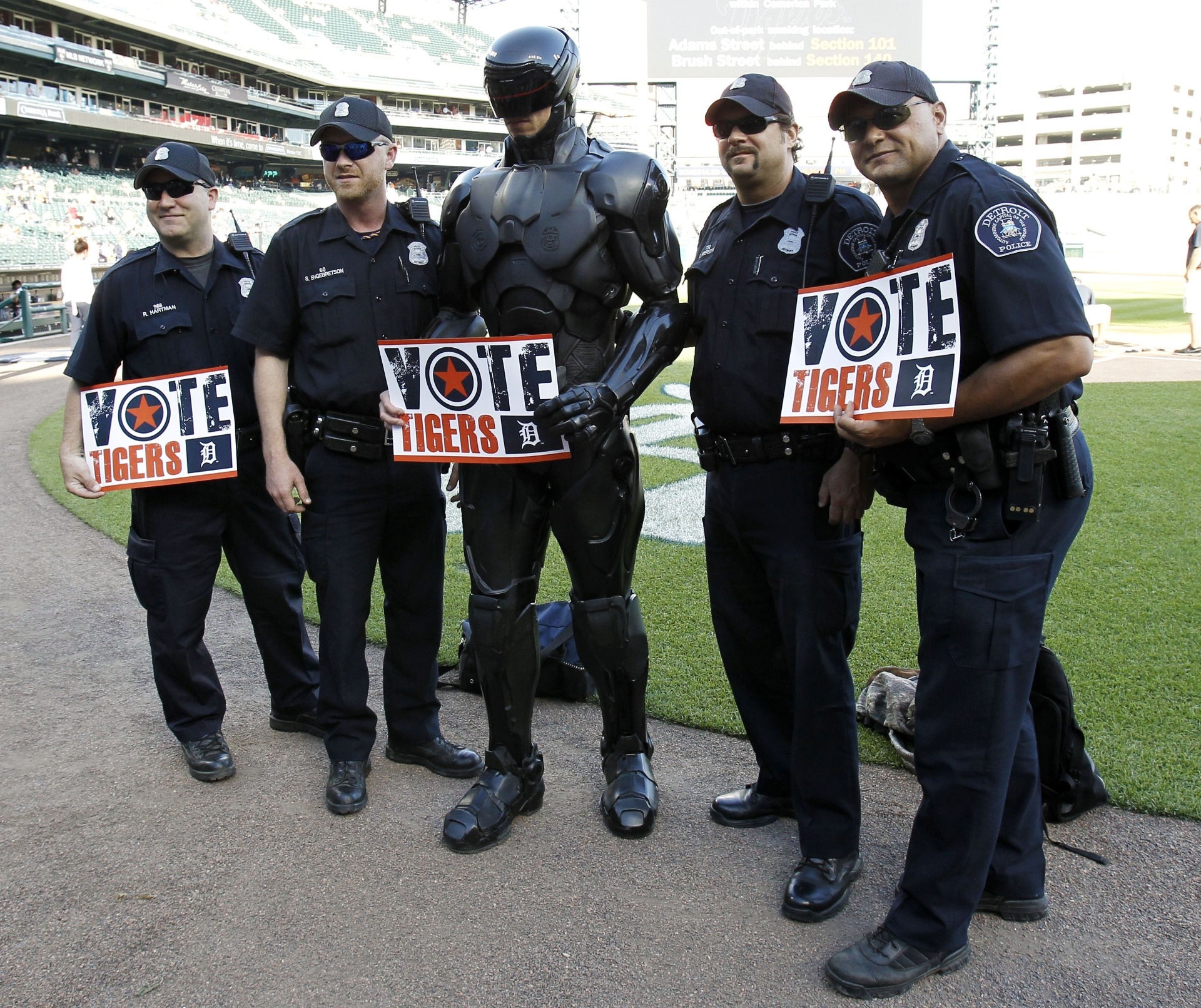 Fotos: Robocop sai às ruas de Detroit para promover DVD - 04/06/2014 ...