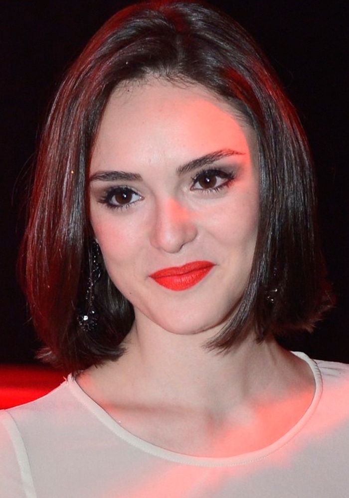 Fotos: Isabelle Drummond ousa nos cabelos e usa maquiagem clássica ...