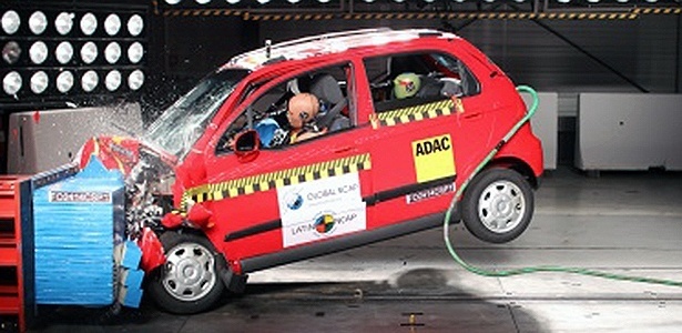 Onix e Palio decepcionam em testes de colisão; assista - 19/08/2014 ...