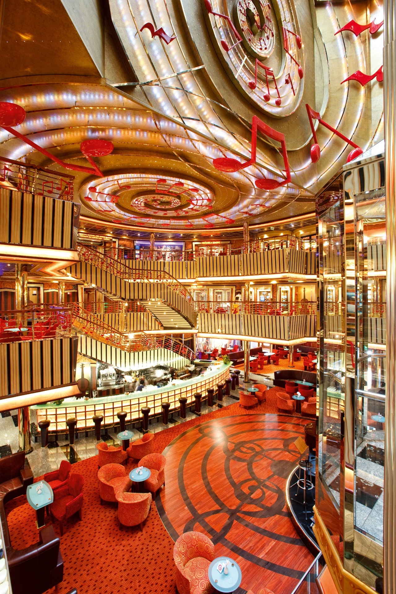 Passageiros curtem a folia de Salvador durante cruzeiros de Carnaval ...