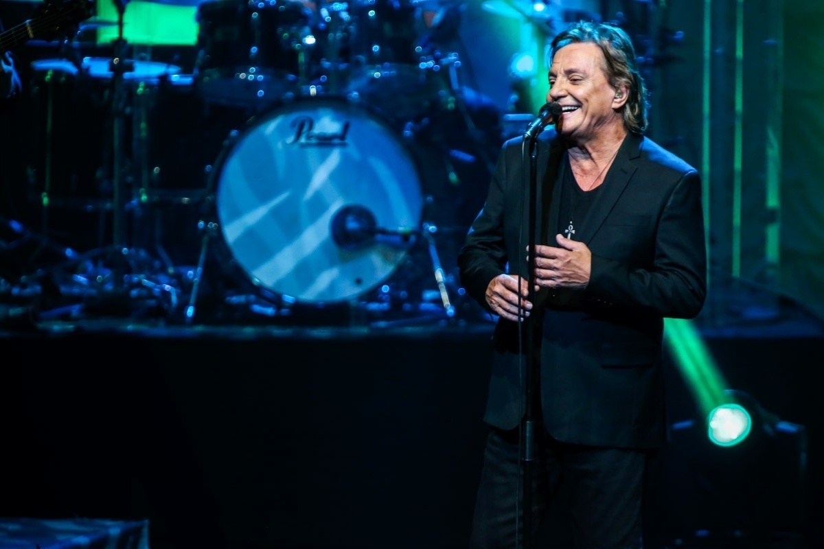 Fotos: Fábio Jr. distribui beijos na boca durante novo show em São ...