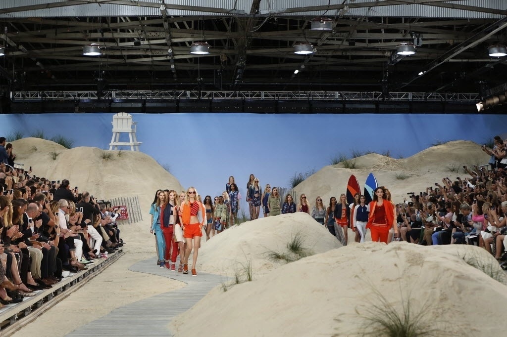 Fotos: Desfiles de moda investem em cenários impactantes; relembre ...