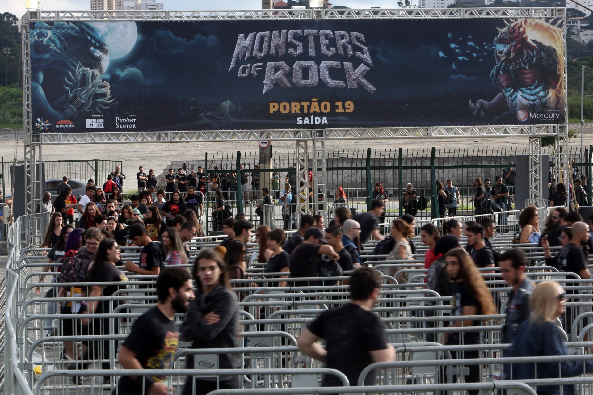 Fotos: Veja fotos do 1º dia do festival Monsters of Rock 2015, em SP ...