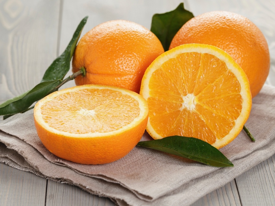 Suga colesterol e reduz risco de câncer: 13 benefícios da laranja à saúde