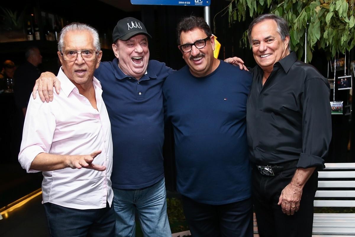 Carlos Alberto celebra 81 anos com beijo de amigos e declaração de ...