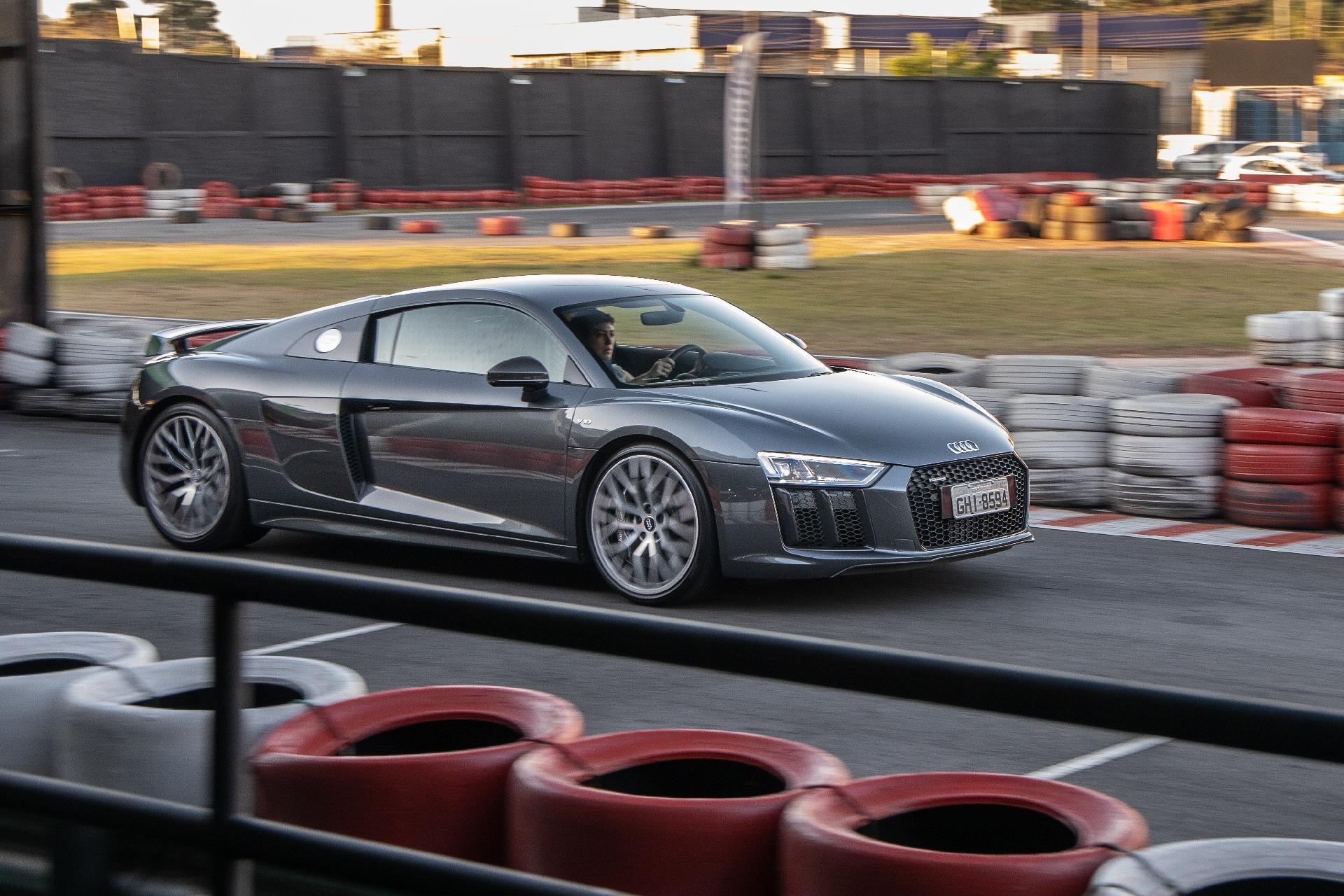 Audi R8 x Porsche 911 Carrera S: carros de sonhos se encontram em duelo ...