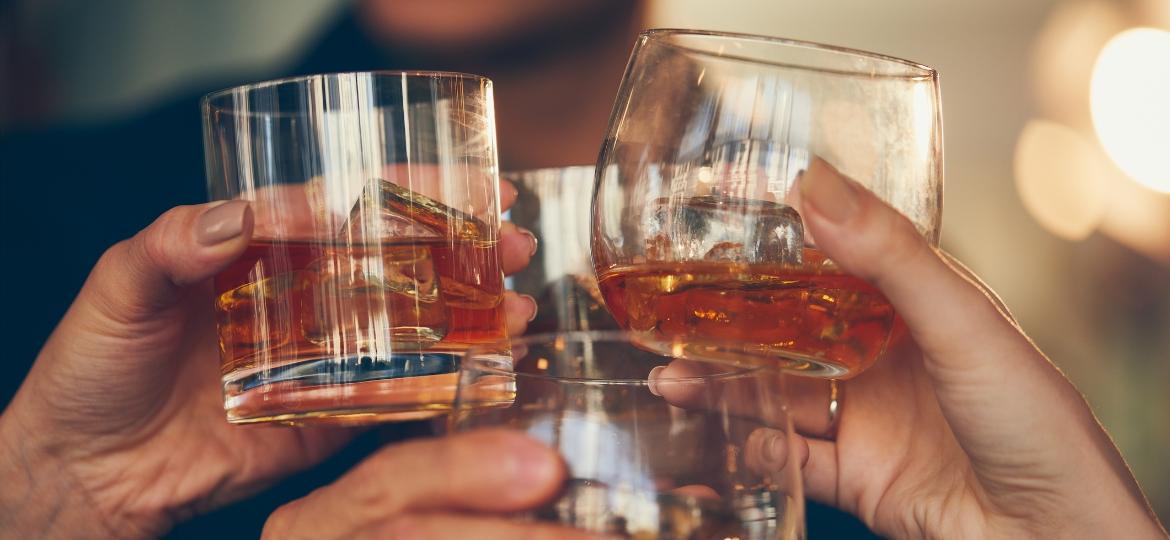 No Dia do Uísque, aprenda a saborear a bebida e prove drinques ...